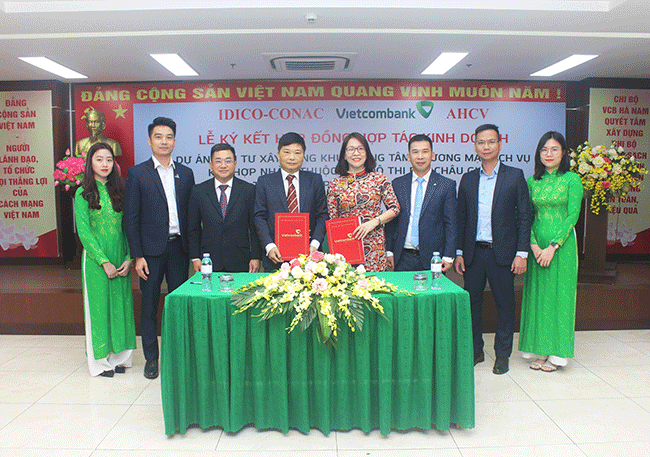 Giám đốc Công ty IDICO-CONAC Lê Thanh Tùng; Giám đốc Vietcombank Hà Nam Vũ Huy Hoàng cùng lãnh ...